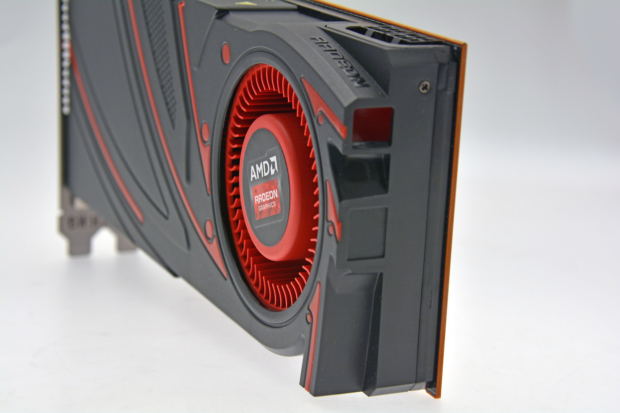 AMD Radeon R9 270X | Foto 8 di 9 | Hardware Upgrade